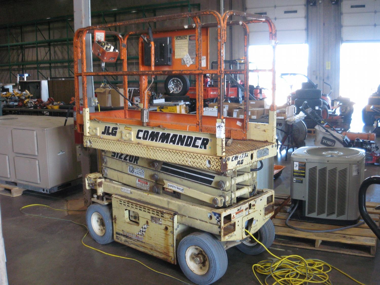 JLG CM1732 COMMANDER SIZZOR LIFT,