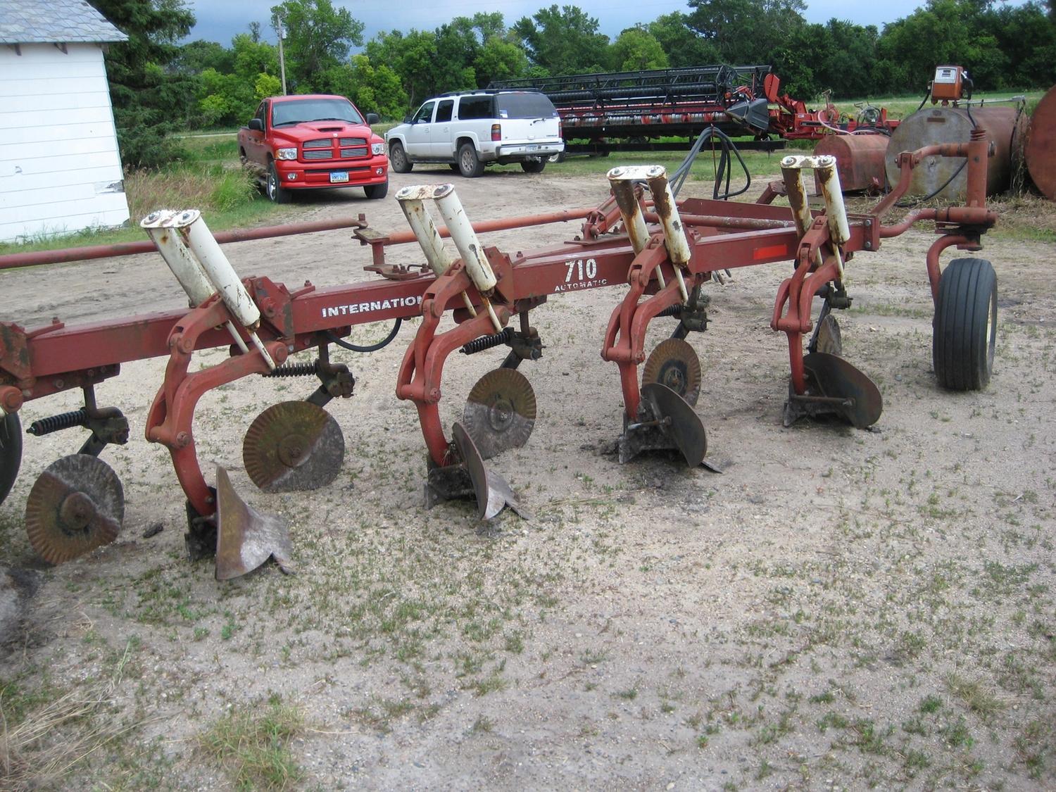 IH 710 plow