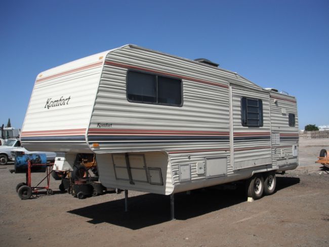 1990 Komfort Ind. T/A 28' 5th Wheel RV Trailer