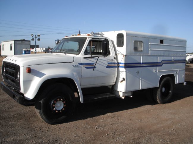 1976 Dodge D700 S/A Utility Enclosed Box Truck