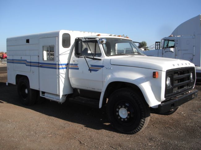 1976 Dodge D700 S/A Utility Enclosed Box Truck