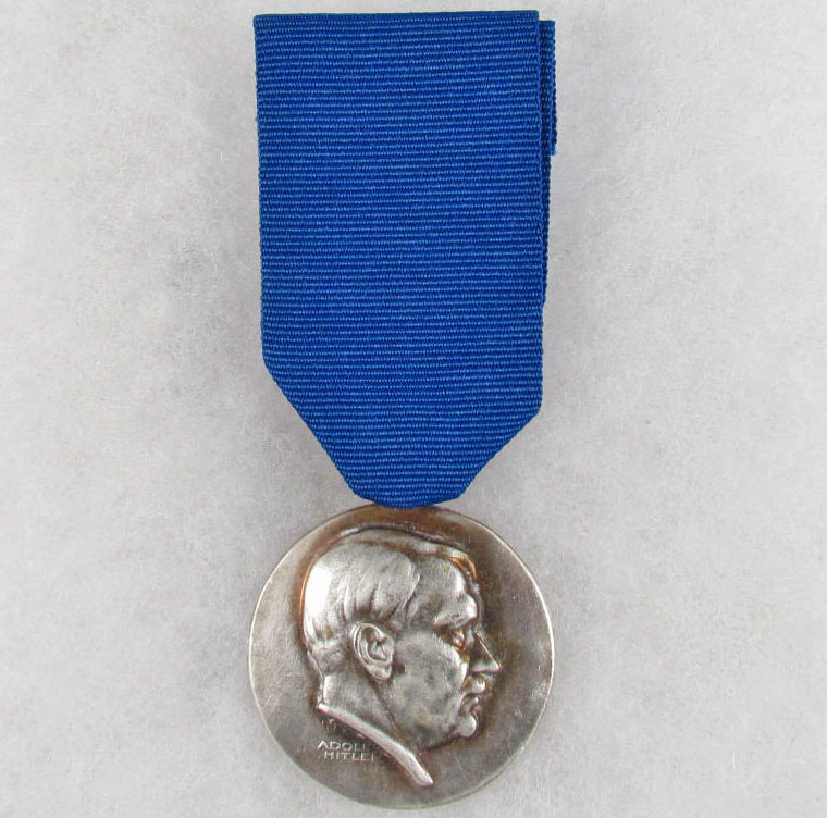 GERMAN NAZI ADOLF HITLER MEDAL
