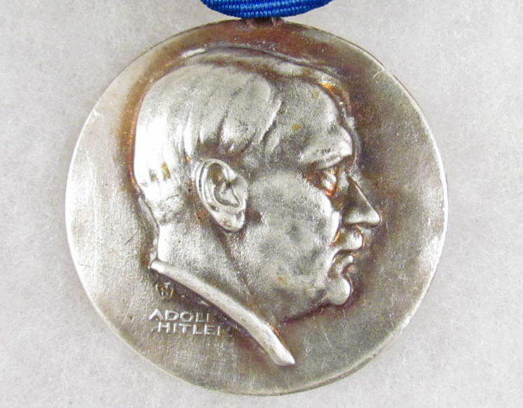 GERMAN NAZI ADOLF HITLER MEDAL