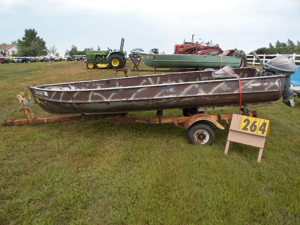 Crestliner 14' Duck Boat w/9.5 Evinrude motor & trailer