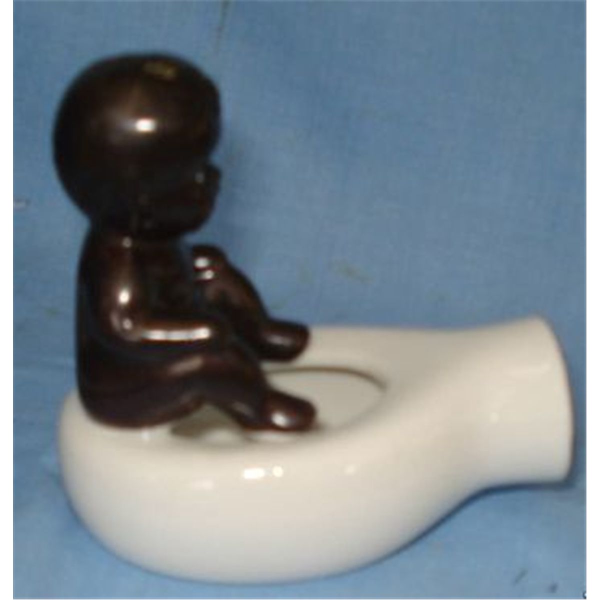 MWF1418 Black Americana Ashtray, Porcelain Boy on Potty,