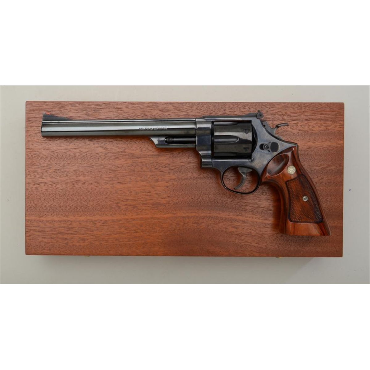 Smith & Wesson Model 29-2 DA revolver in presentation S&W wood case ...