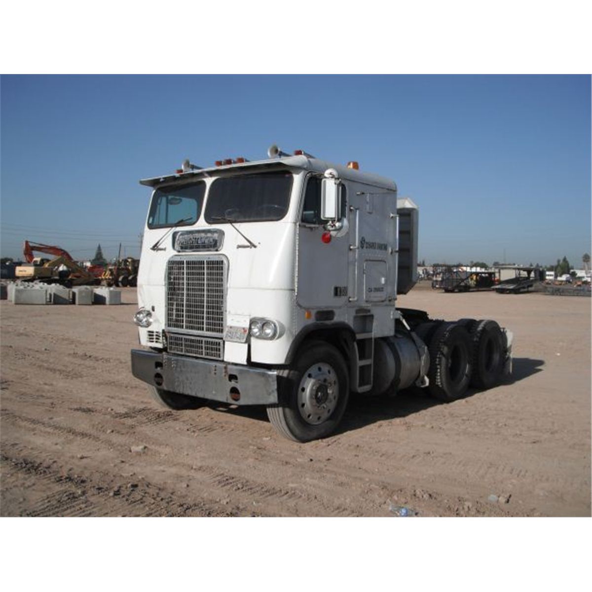 1983 Freightliner DS T/A Sleeper Truck Tractor