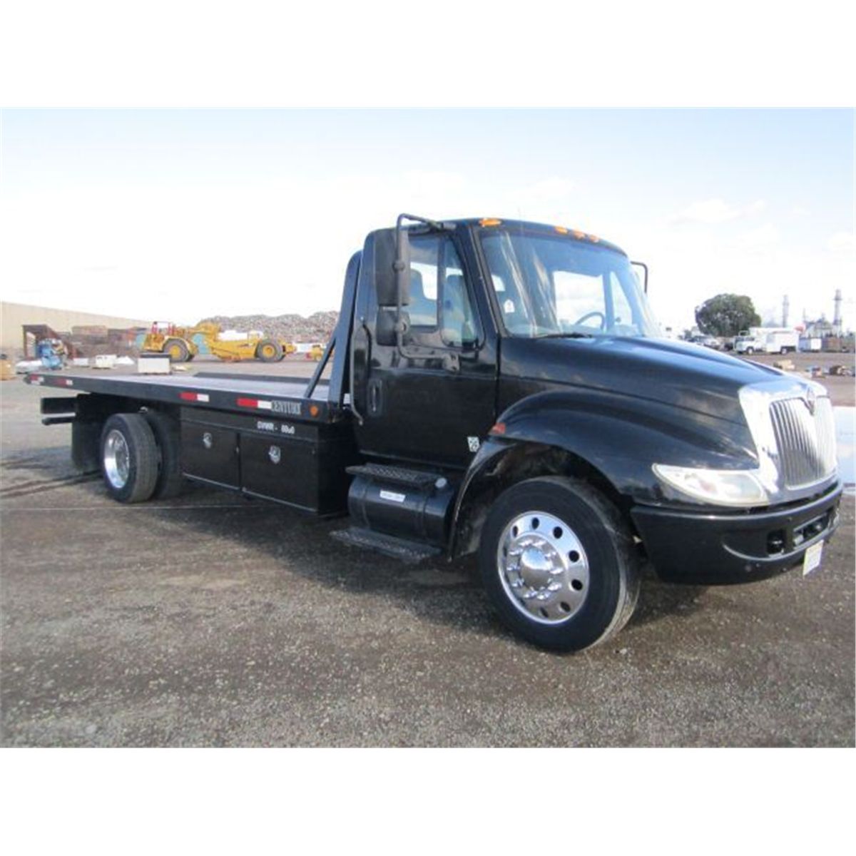 2003 International 4300 S/A 4x2 Flatbed Tow Truck
