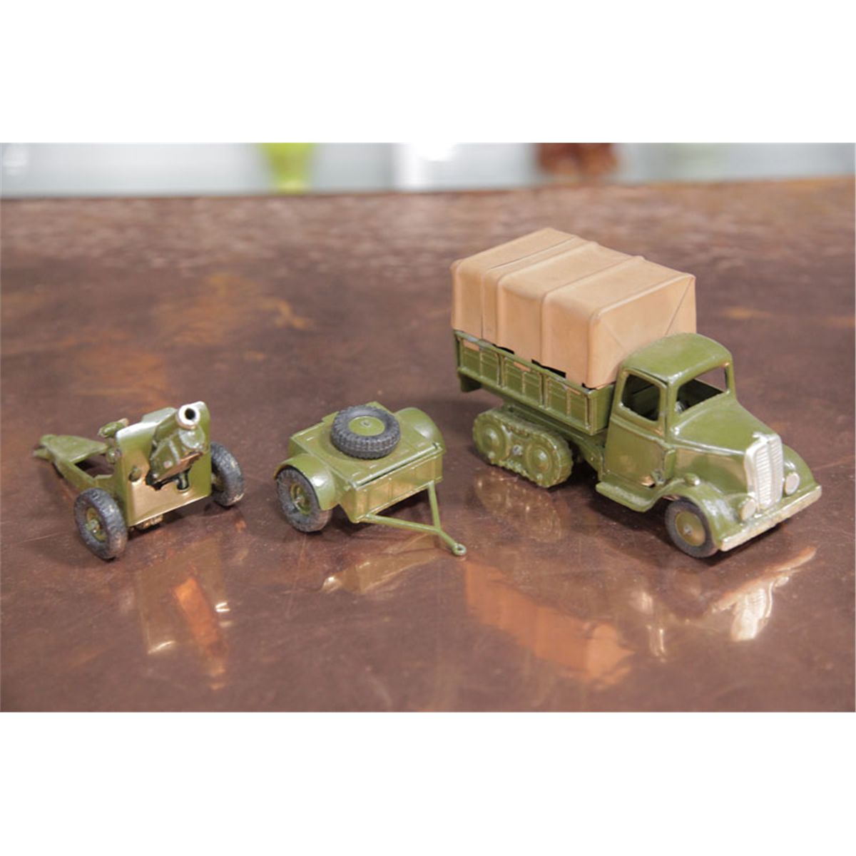 BRITAINS ROYAL ARTILLERY MOBILE HOWITZER UNIT. With a round nose ...