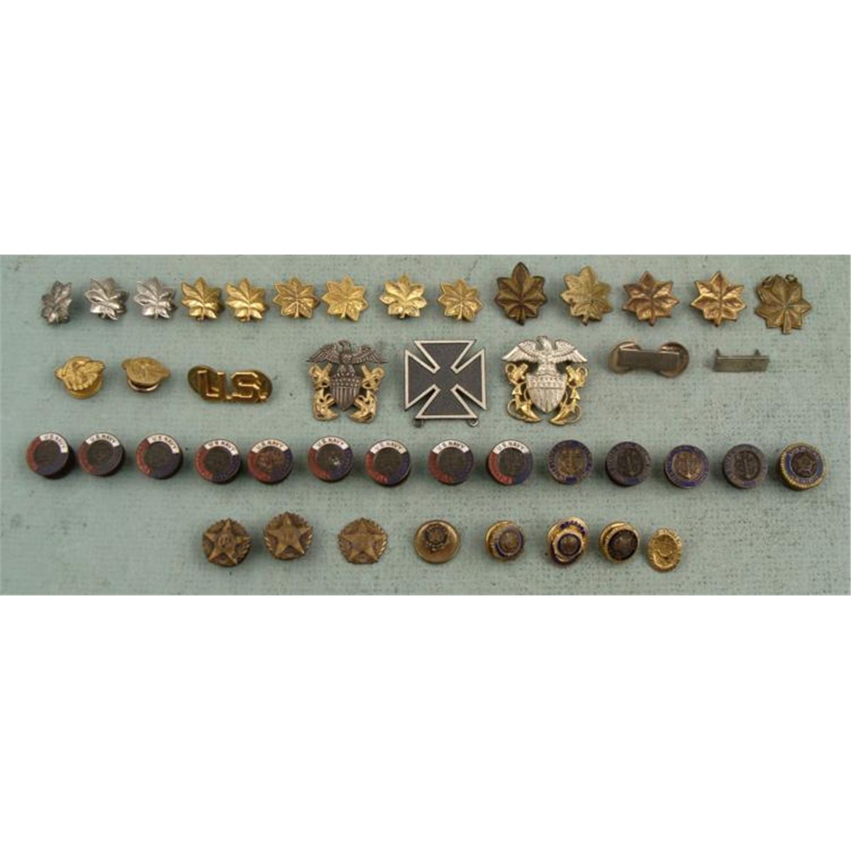 43 PIECE LOT OF WWII MILITARY PINS AND INSIGNIA