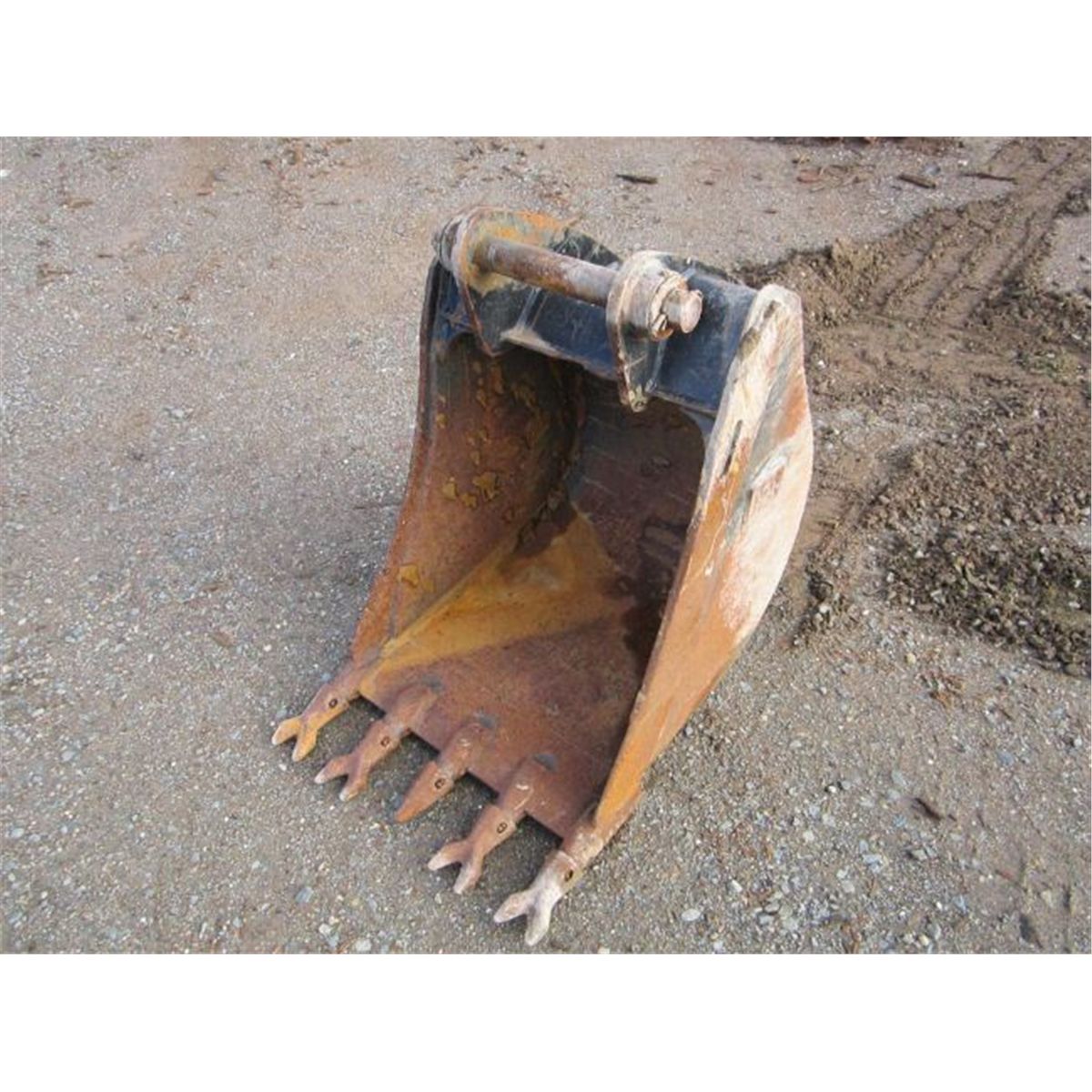 Backhoe Bucket 24" w/ Teeth