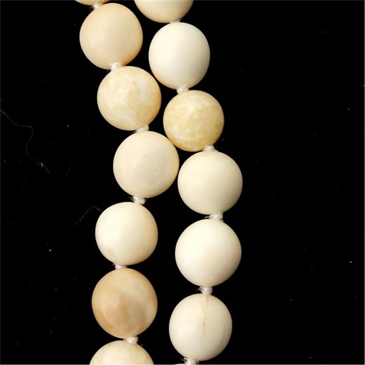 COLLECTION OF TWO IVORY JEWELRY ITEMS.