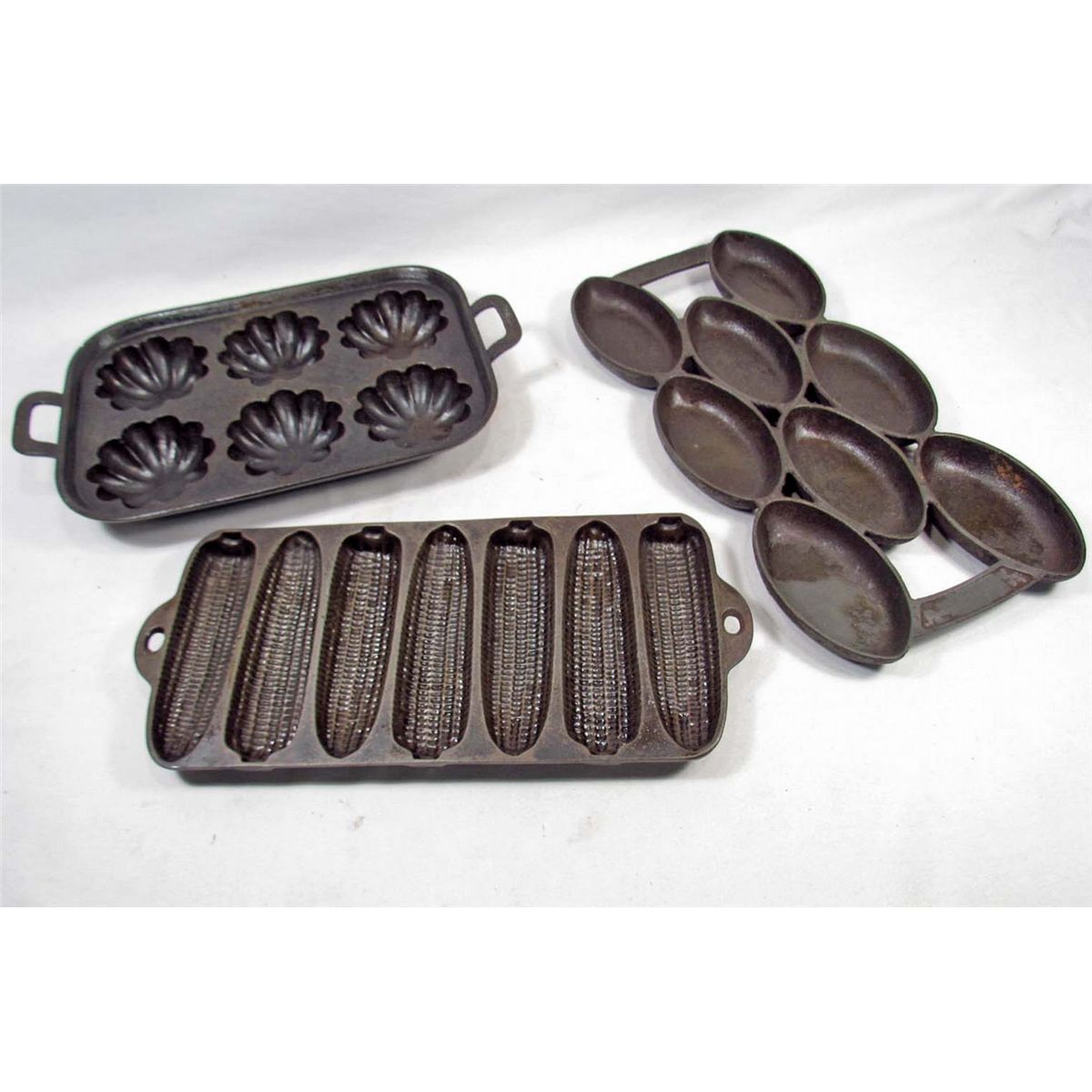 LOT OF 3 CAST IRON PANS - INCL. WAGNER WARE CORN PAN