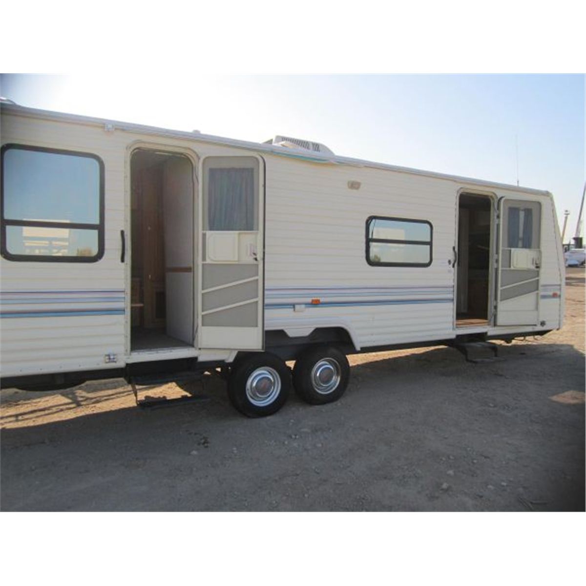1993 Fleetwood Prowler Regal T/A 32' RV Trailer