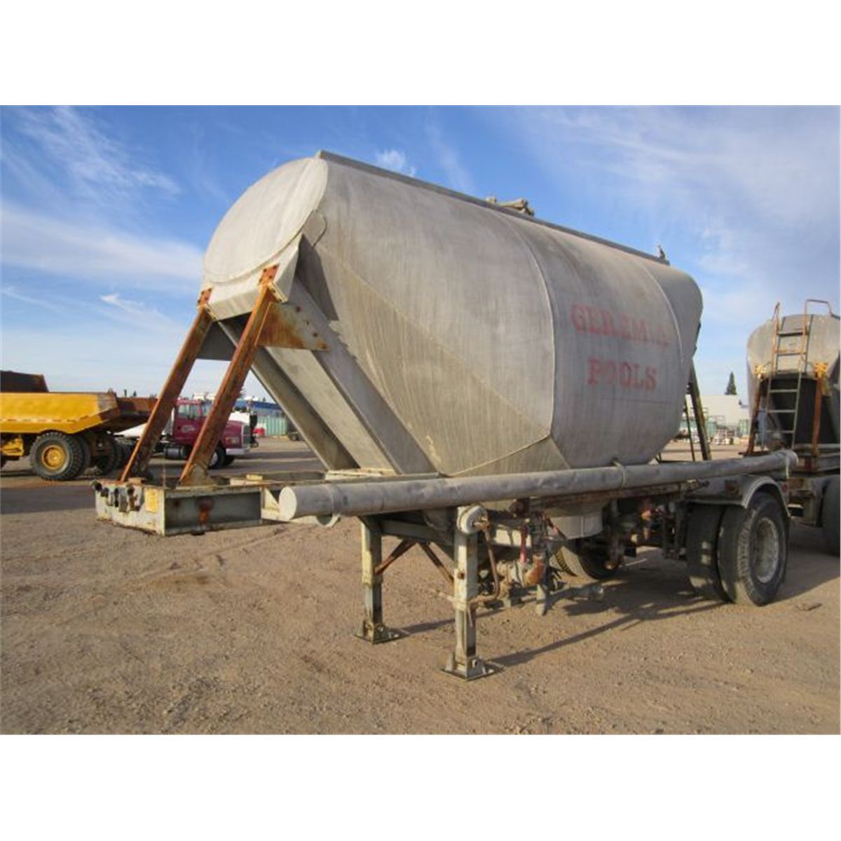 1981 Fruehauf S/A Pneumatic Dry Bulk Tank Trailer