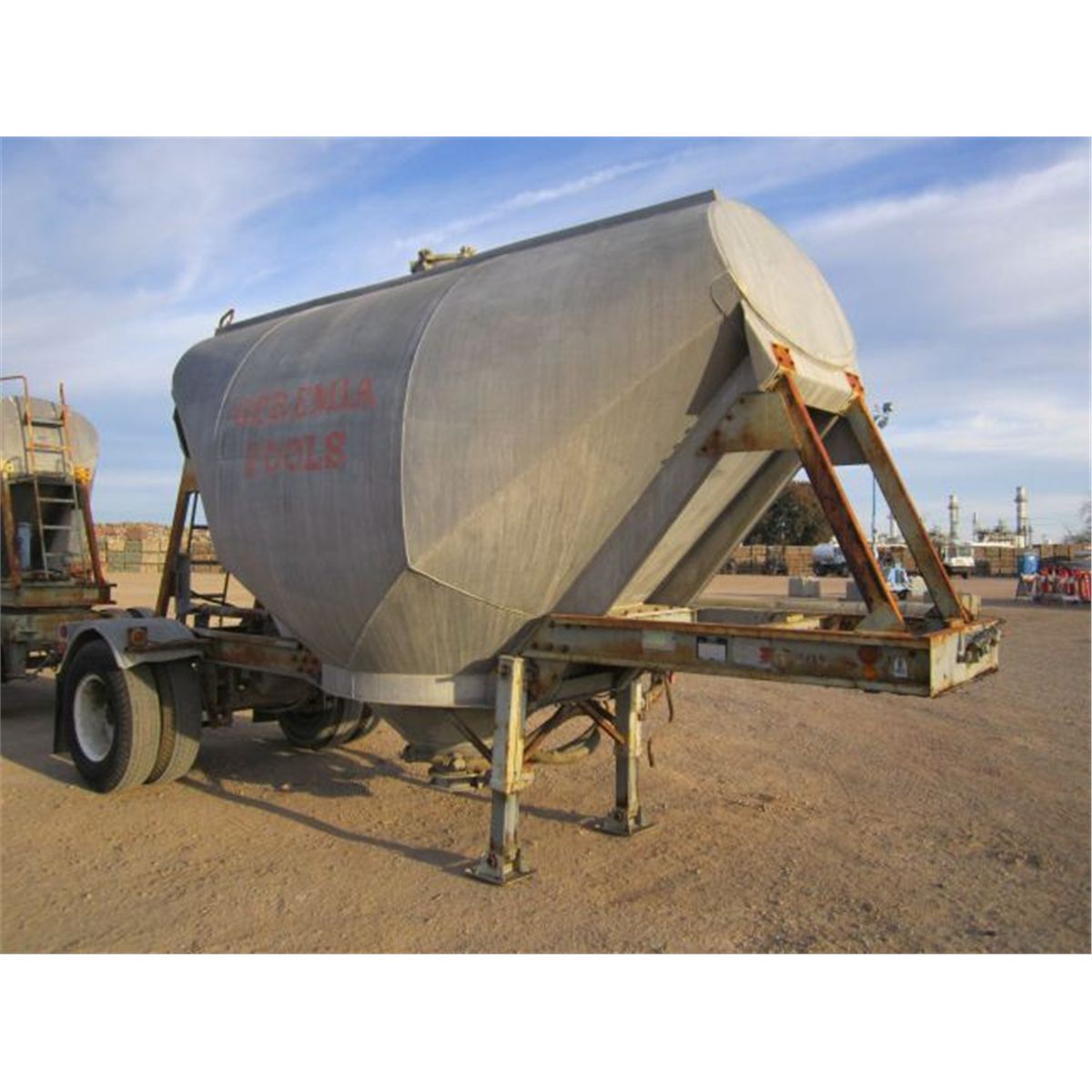 1981 Fruehauf S/A Pneumatic Dry Bulk Tank Trailer
