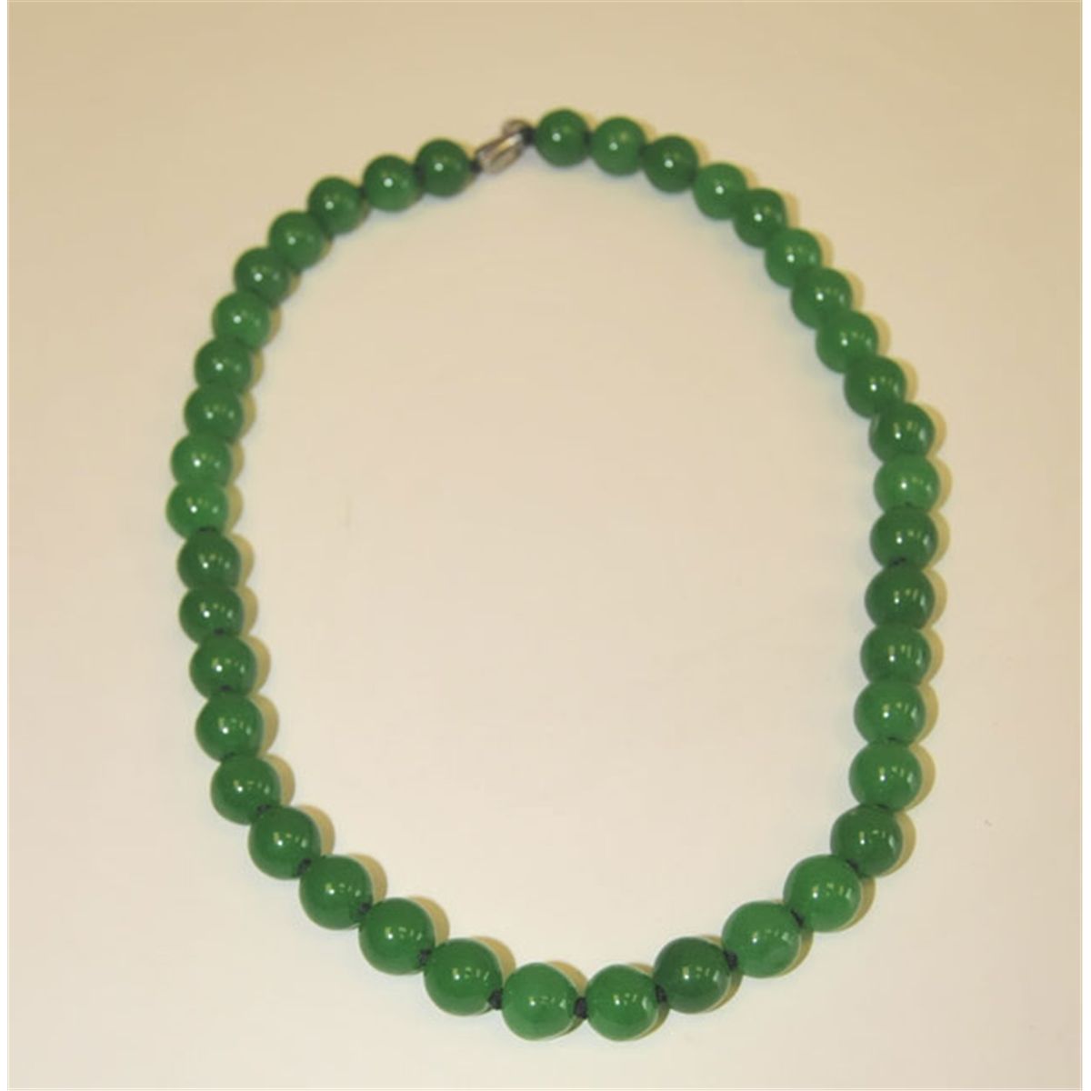 Beautiful Chinese string of jadeite beads