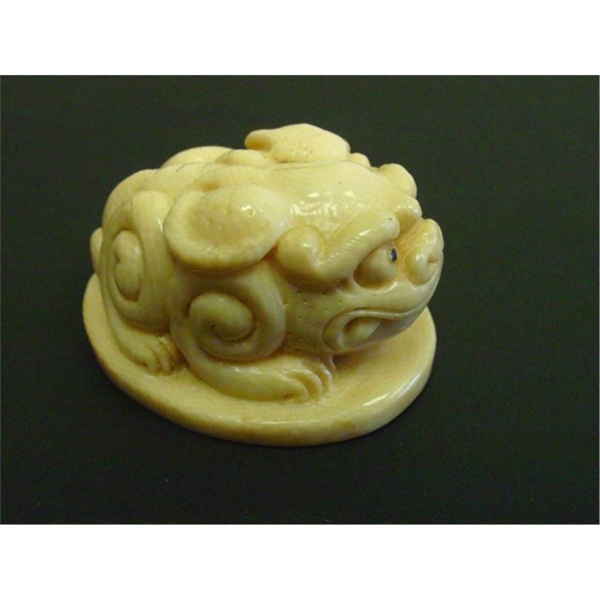 Ivory Chinese Netsuke carving "Foo Dog"