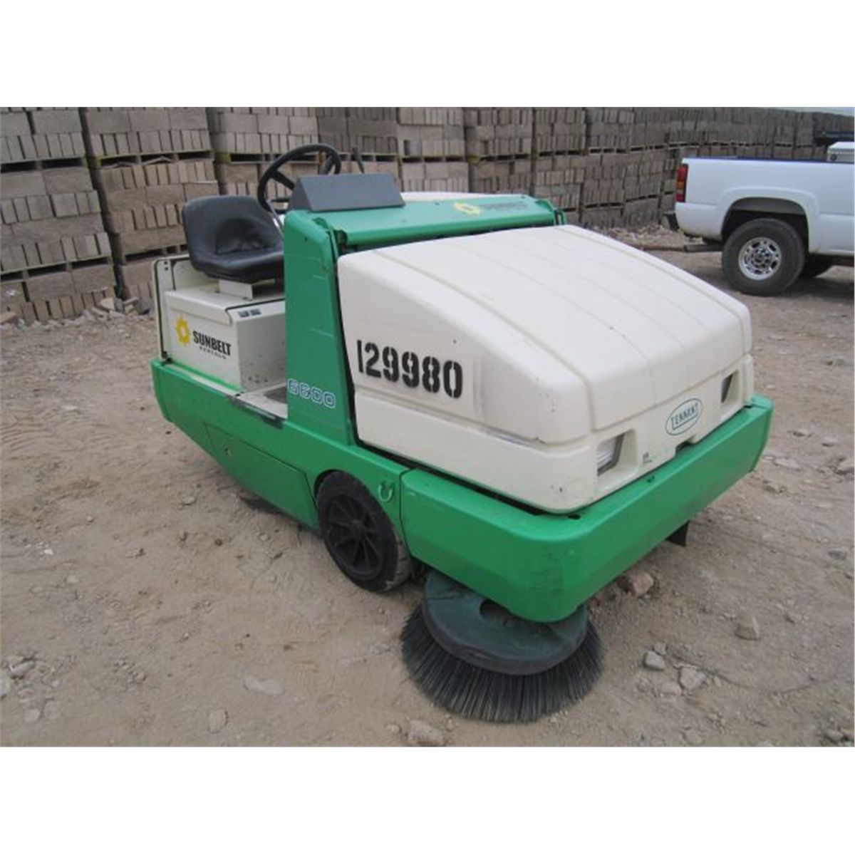 2007 Tennant 6600 Ride-On Sweeper