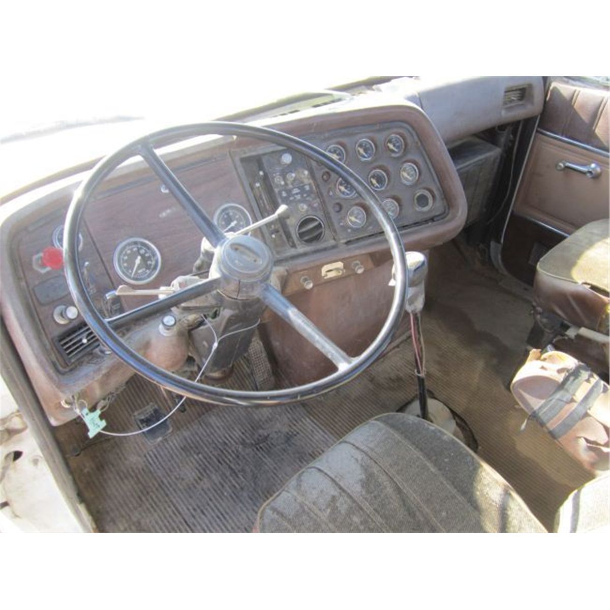 1986 Ford LTL 9000 S/A Truck Tractor