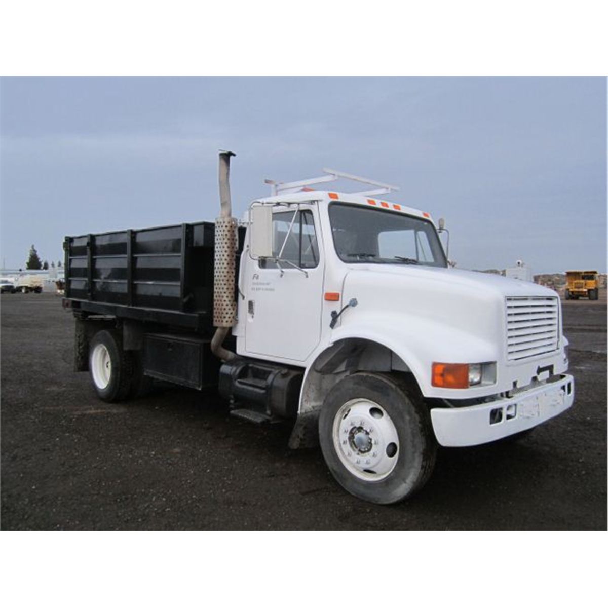 1992 International 4700 S/A Debris Dump Truck