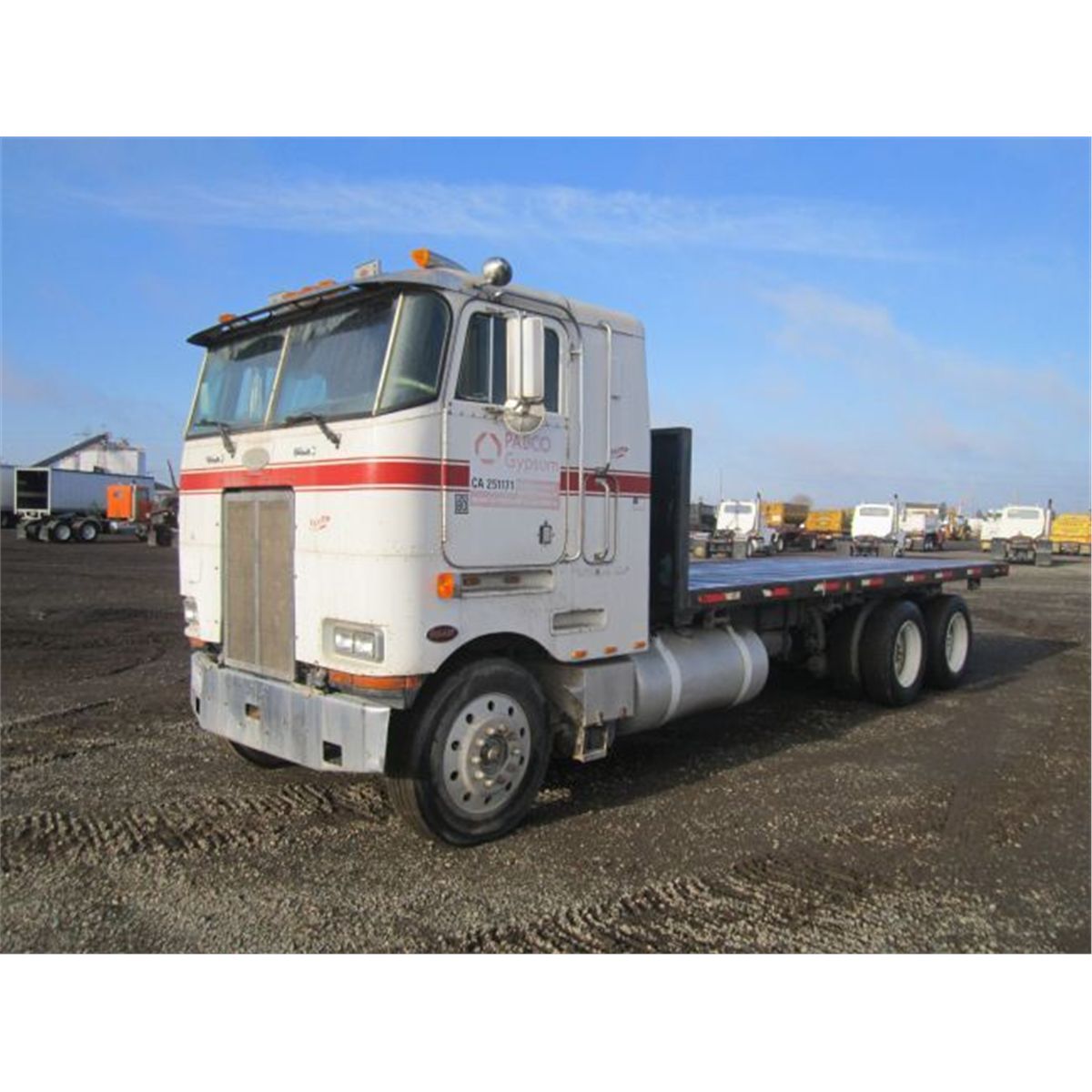1986 Peterbilt 362 T/A Flatbed Sleeper Truck