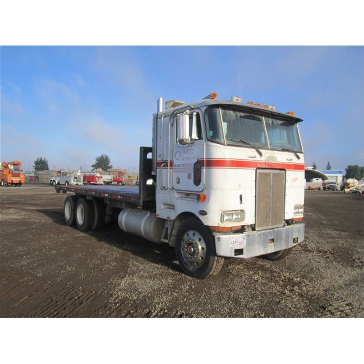 1986 Peterbilt 362 T/A Flatbed Sleeper Truck