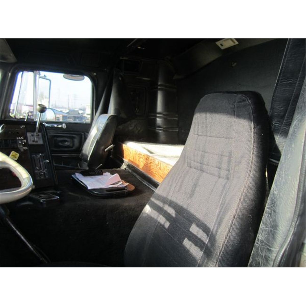 1986 Peterbilt 362 T/A Flatbed Sleeper Truck