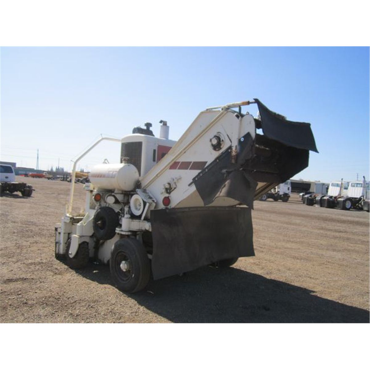 Clarks 601 S/A Towable Asphalt Windrow Elevator