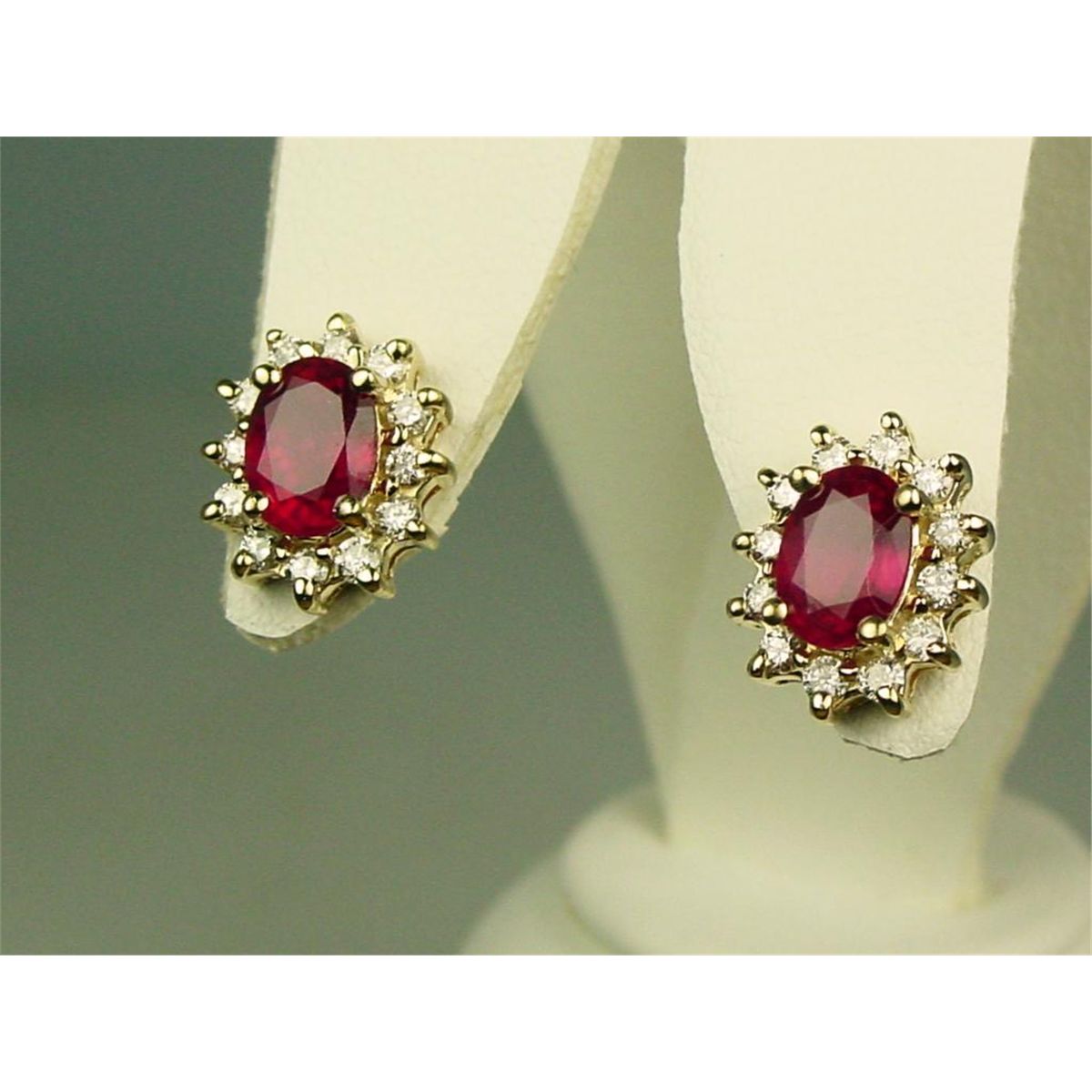 Exquisite 14 karat yellow gold ladies Princess Diana style earrings set ...