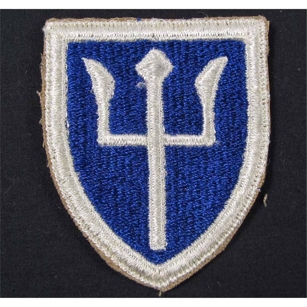 LOT OF 16 US ARMY 97TH INFANTRY DIVISION TRIDENT SHOULDER PATCHES
