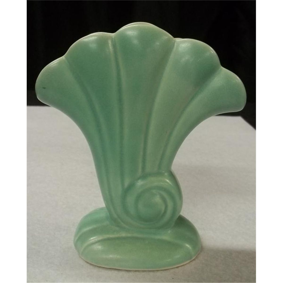 Red Wing #897 Scallop Shell Mini Vase