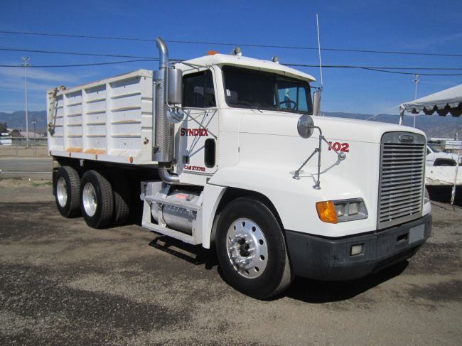 2000 Freightliner FLD120 T/A Dump Truck