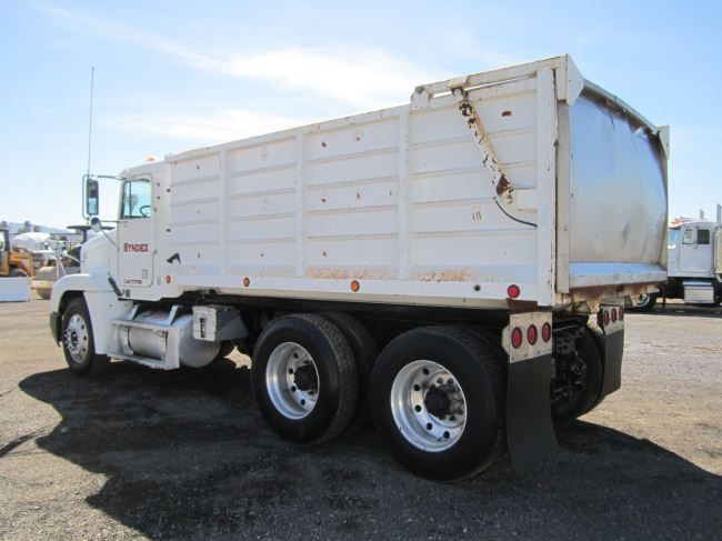 2000 Freightliner FLD120 T/A Dump Truck