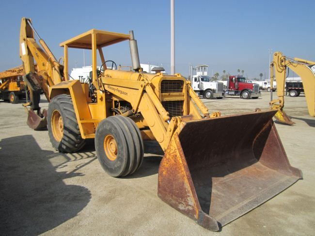 1989 Massey Fergeson MF80 Loader Backhoe