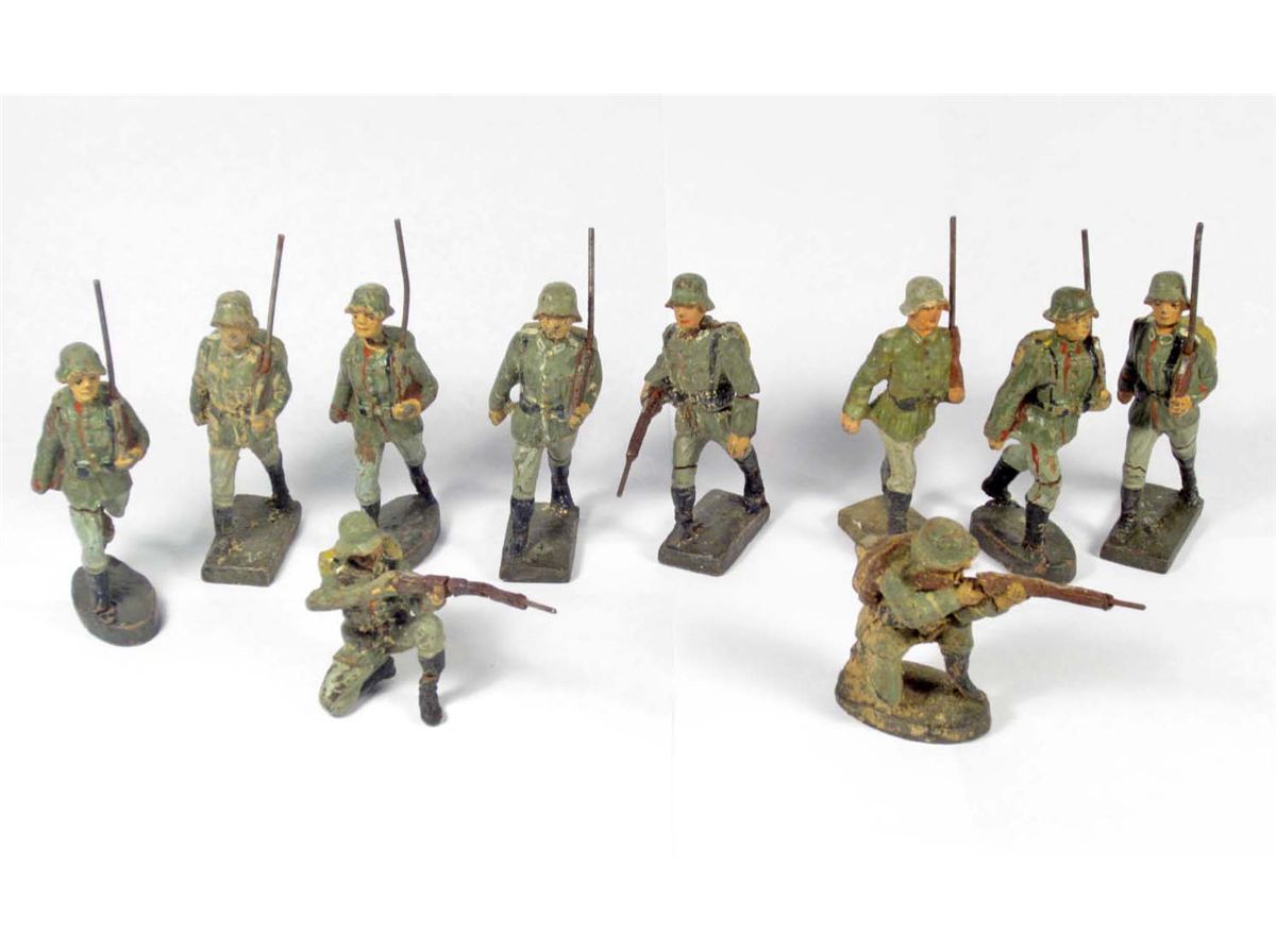 LOT OF 10 C. 1930'S GERMAN LINEOL TOY SOLDIERS