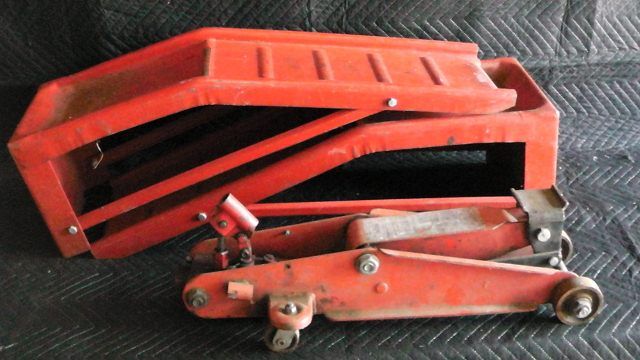 Orange Floor Jack no Markings w/ 2 Kar Rite Ramps