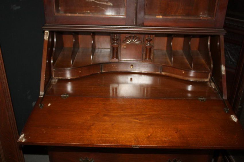 GOVERNOR WINTHROP DESK WITH SERPENTINE FRONT