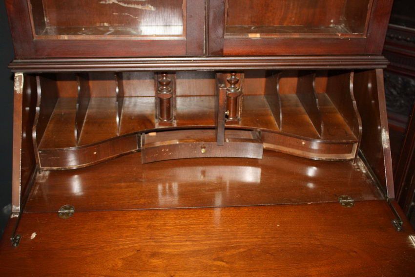 GOVERNOR WINTHROP DESK WITH SERPENTINE FRONT