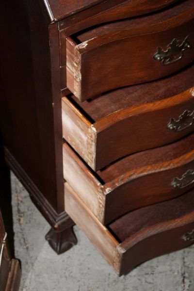 GOVERNOR WINTHROP DESK WITH SERPENTINE FRONT