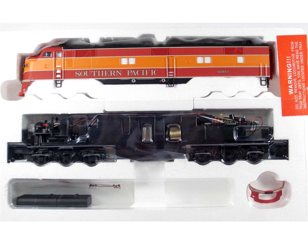 SOUTHERN PACIFIC E7 LOCOMOTIVE TRAIN ENGINE - HO SCALE - IN ORIGINAL BOX