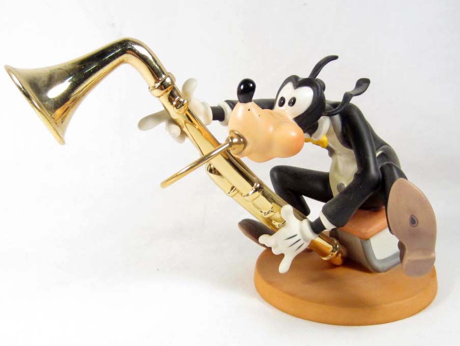 WALT DISNEY CLASSICS "GOOFY'S GRACE NOTES" SCULPTURE IN ORIG BOX W/ COA