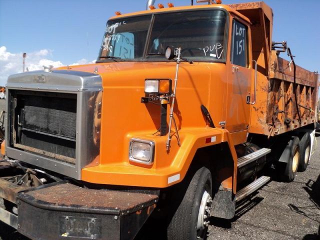 1990 WhiteGMC Autocar ACL64 10 YD Dump Truck 307,5