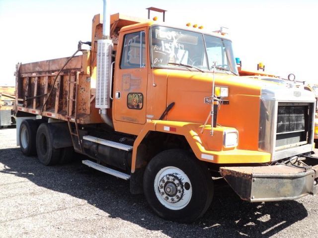 1990 WhiteGMC Autocar ACL64 10 YD Dump Truck 307,5