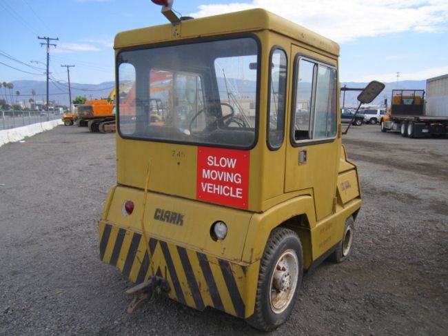 Clark CT40 Tug Car