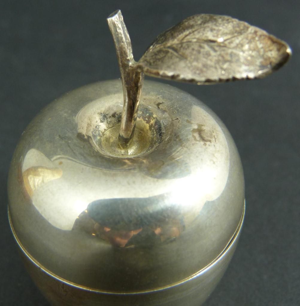 TIFFANY & Co STERLING SILVER APPLE FORM BOX 25008