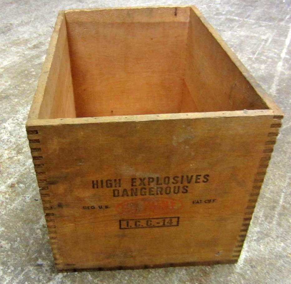 1948 DUPONT EXPLOSIVES DOVETAIL WOODEN BOX