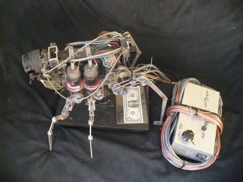 VIRUS COMPLETE ANIMATRONIC SCREEN USED SPIDER SPY BOT PUPPET