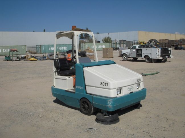 1999 Tennant 6550 Ride-On Indoor/Outdoor Sweeper