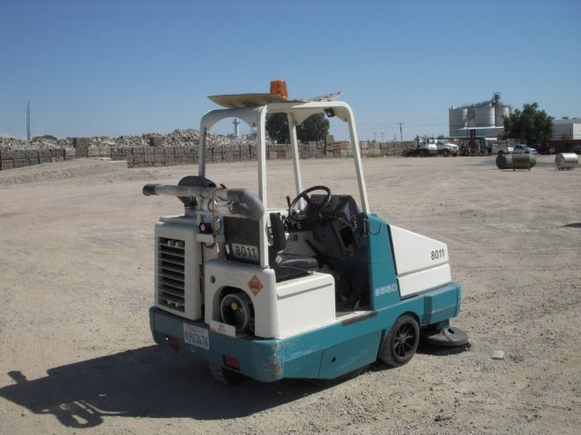 1999 Tennant 6550 Ride-On Indoor/Outdoor Sweeper